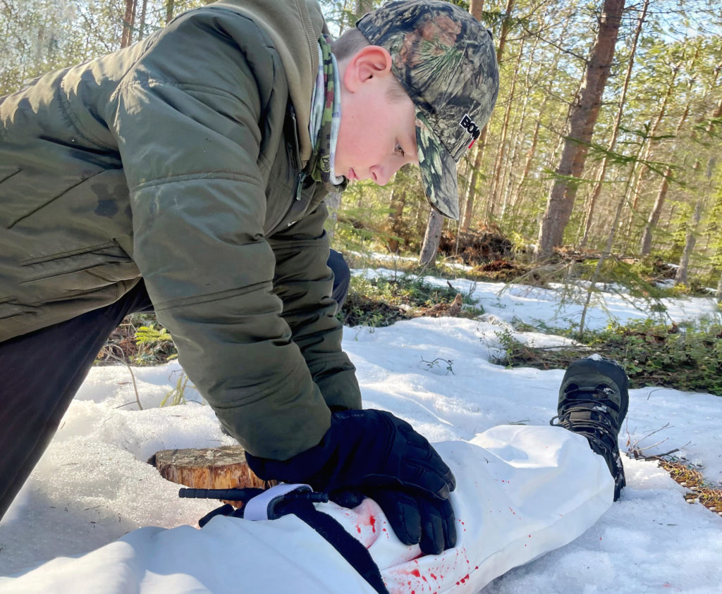 Verenvuodon hallinta painesiteellä ja haavaa pakkaamalla - Metsästäjälehti
