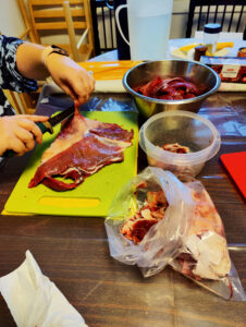 Att stycka och dela en älg kräver samarbete – och tålamod - Metsästäjälehti